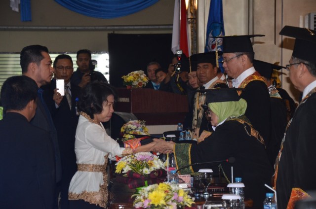 Seorang Ibu di Pontianak Wakili Wisuda Anaknya yang Meninggal ... Seorang Ibu di Pontianak Wakili Wisuda Anaknya yang Meninggal ...