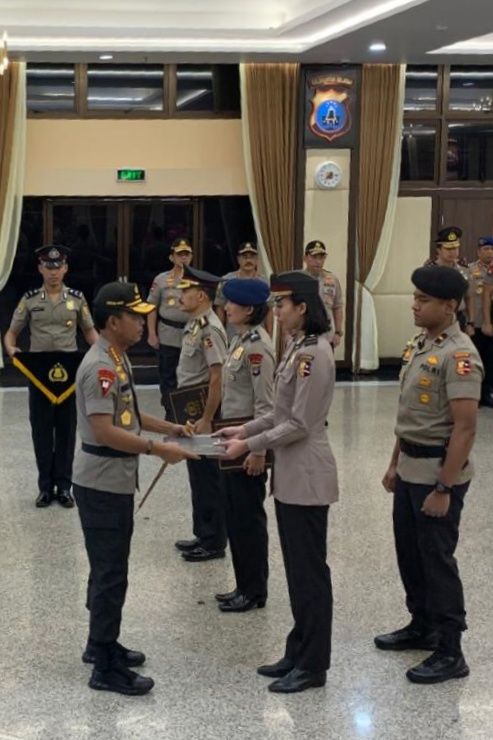Kapolri Beri Penghargaan Kepada 21 Anggota Polri Berprestasi | kumparan.com