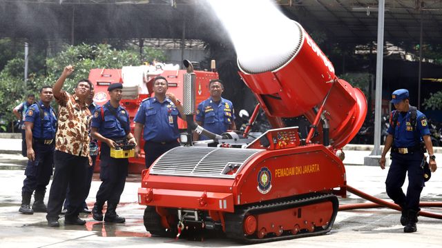 Foto: Canggihnya Robot Pemadam Kebakaran Milik DKI | kumparan.com