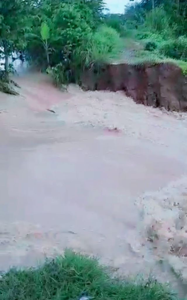 Tanggul Sungai Cisanggarung Jebol, Sejumlah Desa di Brebes Dikepung Banjir | kumparan.com
