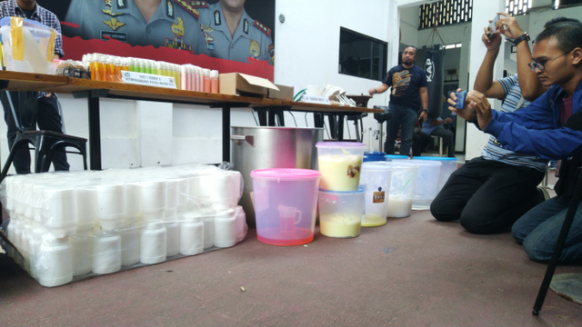 Polisi Gerebek Pabrik Kosmetik Ilegal Di Depok 3 Orang Ditangkap