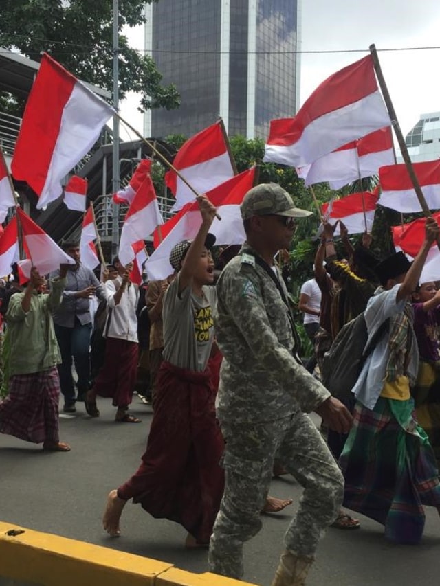 Bawa Bendera Merah Putih, Massa Aksi 212 Mulai Padati Patung Kuda ...