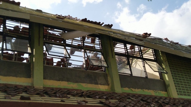 Imbas Atap Roboh, 17 Kelas di SMK Negeri 24 Bambu Apus Tak Bisa Dipakai ...