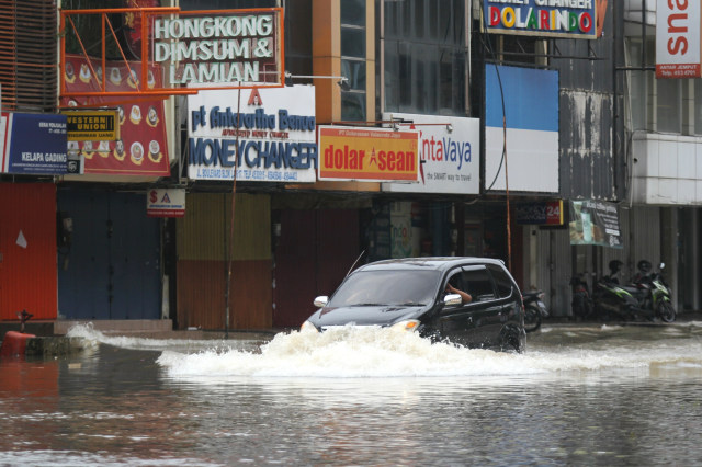 Foto: Banjir Jakarta Lumpuhkan Kelapa Gading | kumparan.com