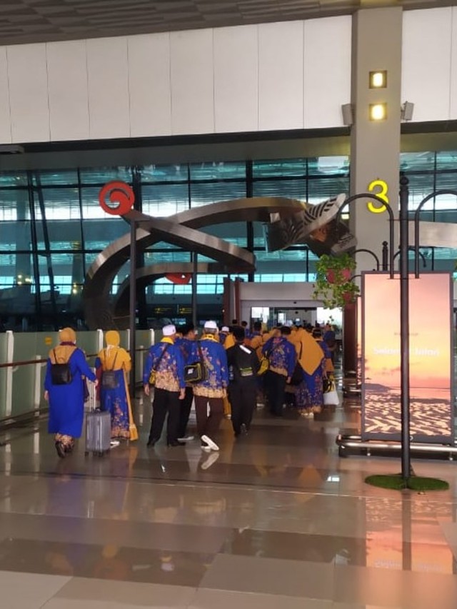 Calon Jemaah Umrah Masih Padati Bandara Soetta, Yakin Bisa Tetap Berangkat | kumparan.com