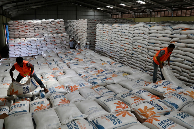 Foto: Melihat Stok Beras di Gudang Bulog Aceh | kumparan.com