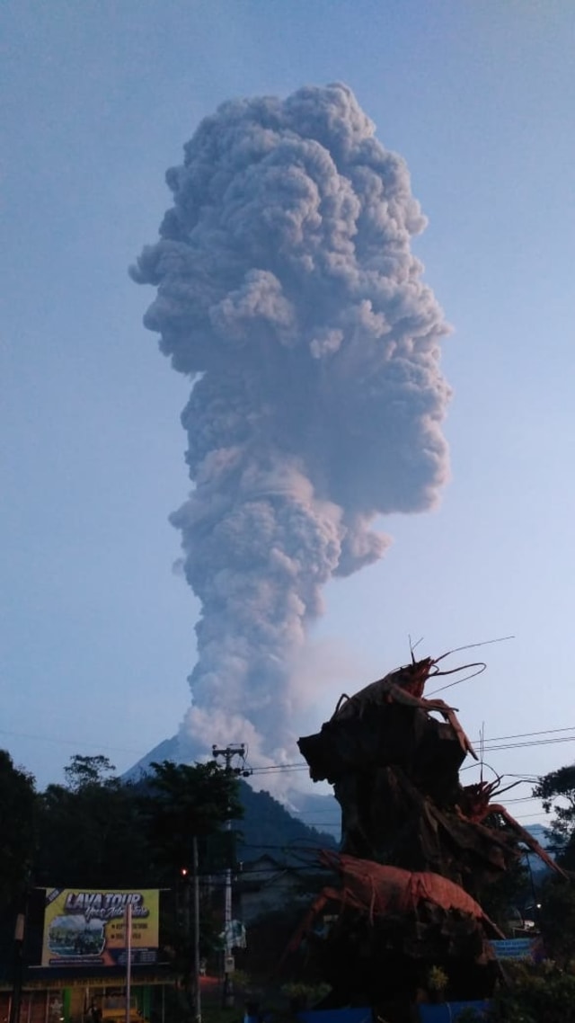 Gunung Merapi Erupsi, Tinggi Kolom Capai 6.000 Meter | kumparan.com Gunung Merapi Erupsi, Tinggi Kolom Capai 6.000 Meter | kumparan.com