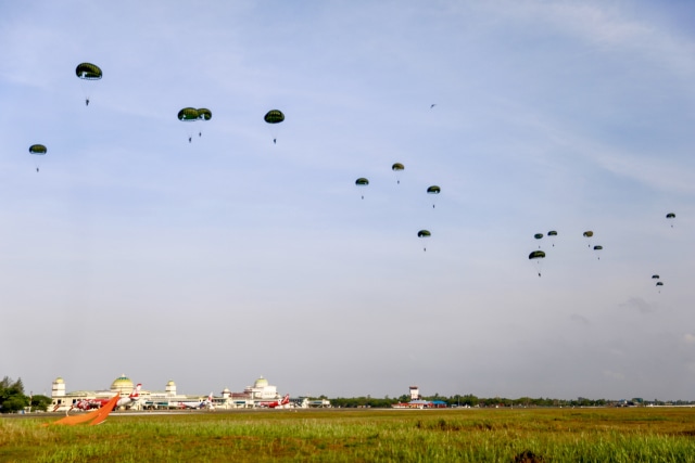 Melihat Latihan Terjun Payung 39 Prajurit Paskhas TNI AU di Lanud SIM ...