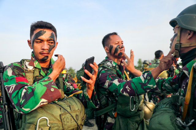 Melihat Latihan Terjun Payung 39 Prajurit Paskhas TNI AU di Lanud SIM ...