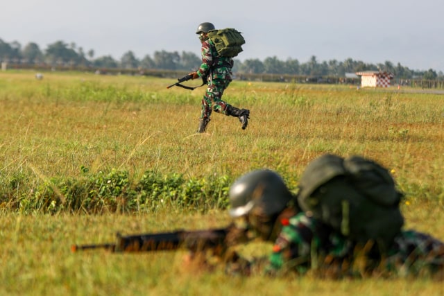 Melihat Latihan Terjun Payung 39 Prajurit Paskhas TNI AU di Lanud SIM ...