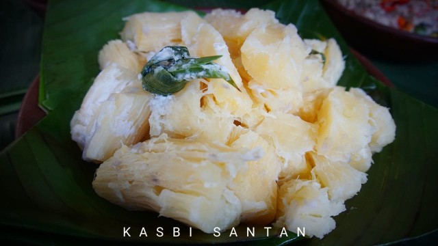 Foto: Kuliner Khas Maluku Utara di Festival Kampung Nelayan Tomalou ...