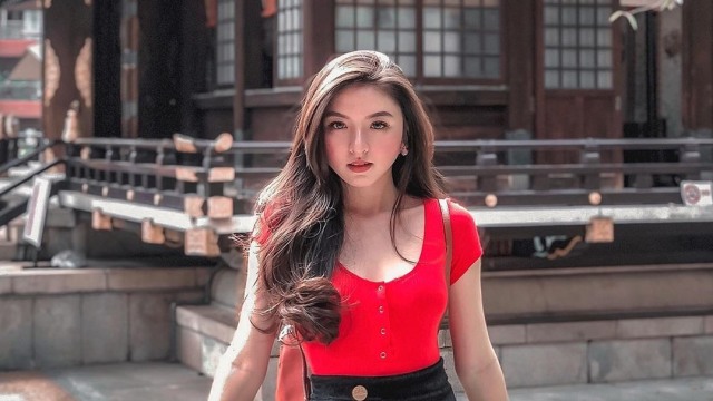 Selain Awkarin, Selebgram Ruth Stefani Diperiksa di Polda Jatim ...