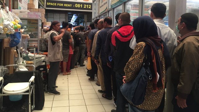 Stok Habis, Pembeli Masker di JakMart Pasar Pramuka Diminta Nunggu 2 ...
