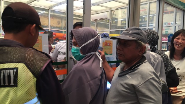 Dibuka Sejak Jam 8 Pagi, Pembeli Antre Masker di JakMart Pasar Pramuka ...