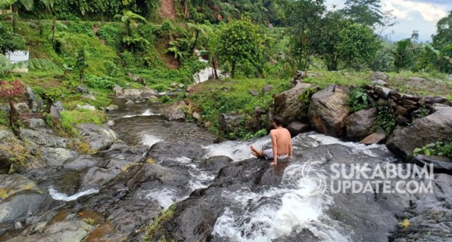 Berendam di Curug Sawer Manglid, Sukabumi | kumparan.com