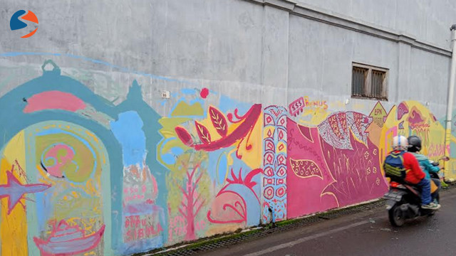 Video: Melihat Mural Batik Sepanjang 220 Meter di Laweyan Solo ...