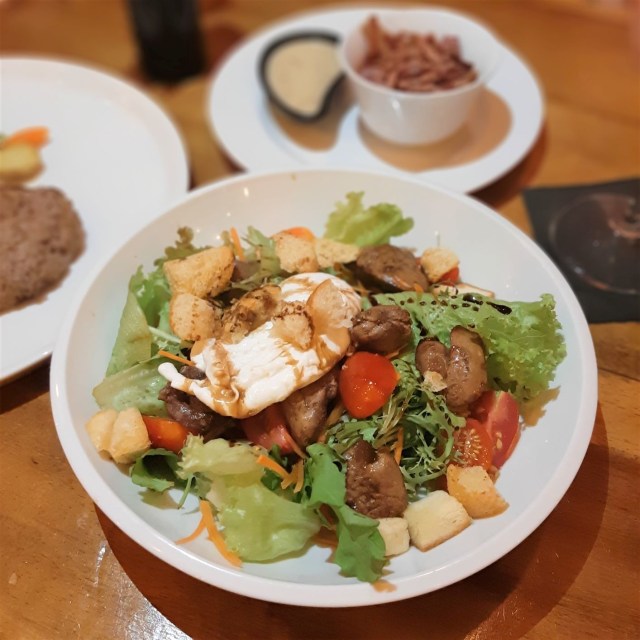 Kuliner Bali: Froggy Chicken Enak hingga Salad Topping Hati Ayam di Rev ...