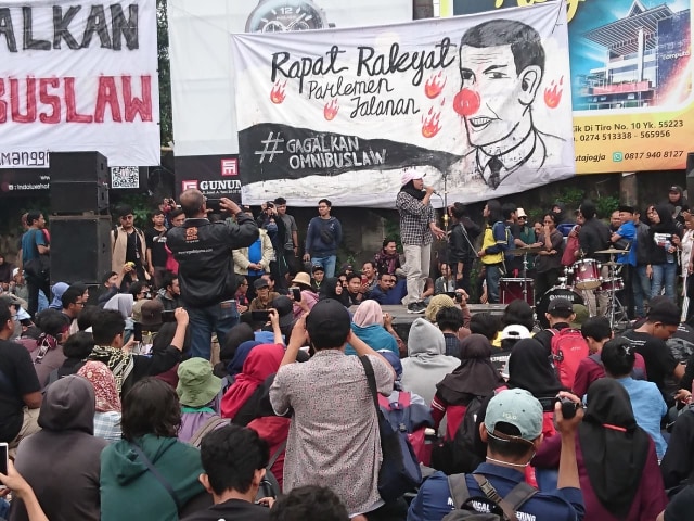 Gejayan Memanggil Omnibus Law dari Jarak 5 Sentimeter | kumparan.com