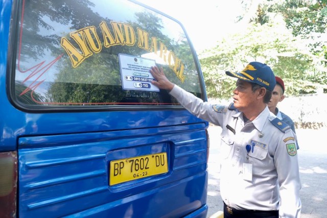 Dishub Batam Pasang Stiker Nomor Pengaduan di Angkutan Umum | kumparan.com Dishub Batam Pasang Stiker Nomor Pengaduan di Angkutan Umum | kumparan.com