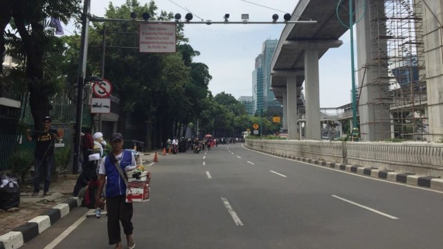 Awas Ada Jalan Berlubang di Jalan HR Rasuna Said, Pengendara Diminta ...