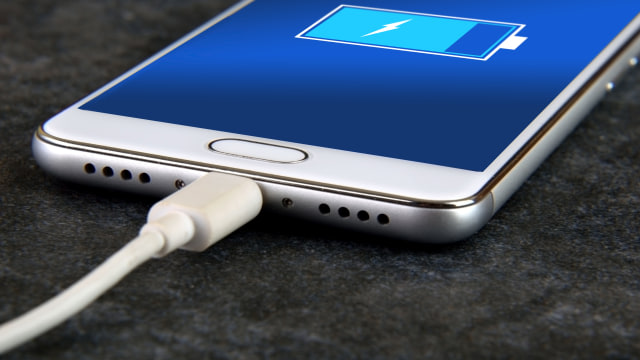 5 Cara Charging Handphone Secara Tepat | kumparan.com
