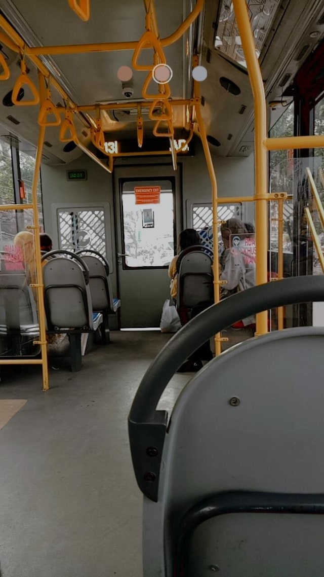 Halte TransJakarta Kondusif, Penumpang Inisiatif Jaga Jarak di Dalam ...