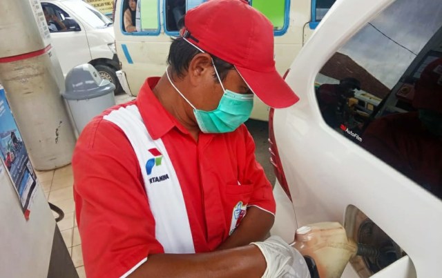 Petugas SPBU di Palembang Minimalisir Dampak Penyebaran Covid-19 ...