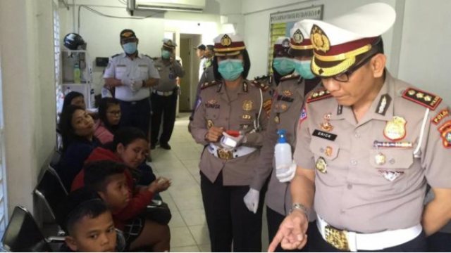 Halte Bus di Batam Disemprot Disinfektan - kumparan.com