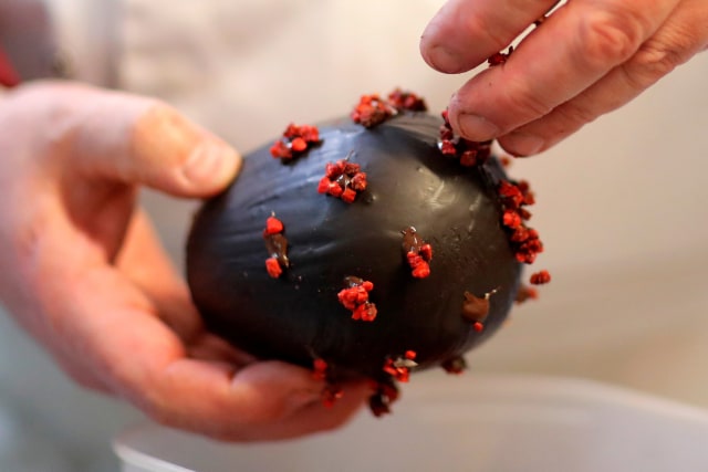 Foto: Koki di Prancis Buat Cokelat Telur Paskah Berbentuk Virus Corona ...