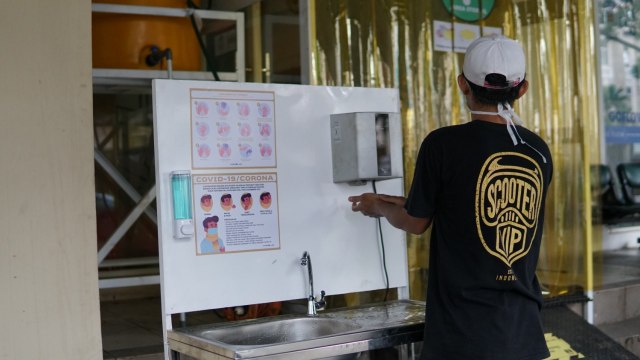 Bengkel Motor Scooter VIP Bikin Gerbang Khusus Tangkal Virus Corona ...