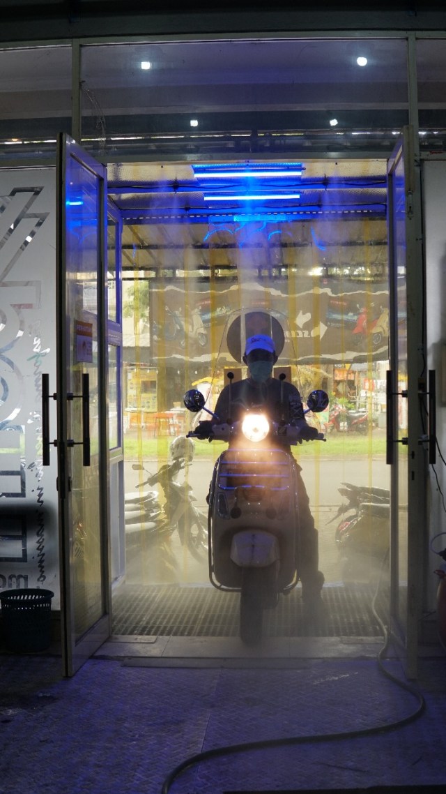 Bengkel Motor Scooter VIP Bikin Gerbang Khusus Tangkal Virus Corona ...