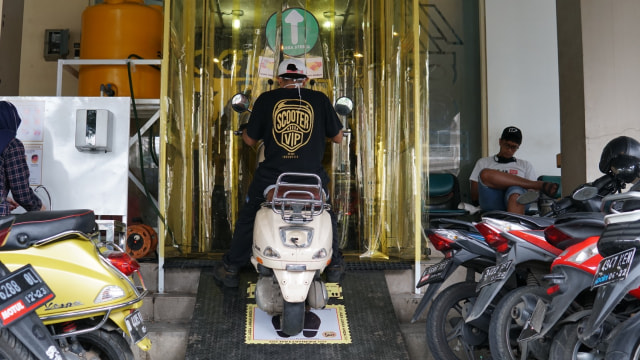 Bengkel Motor Scooter VIP Bikin Gerbang Khusus Tangkal Virus Corona ...