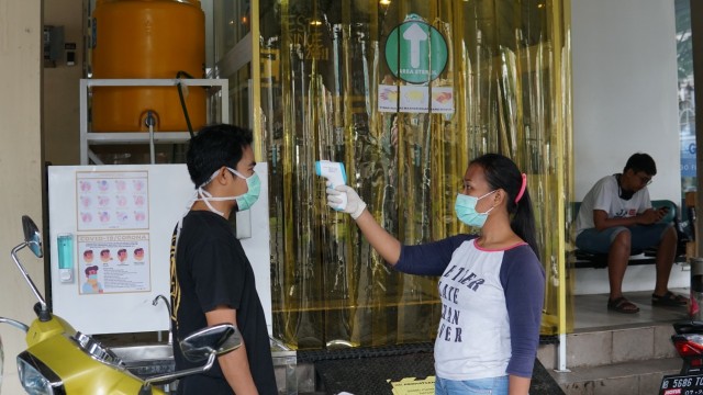 Bengkel Motor Scooter VIP Bikin Gerbang Khusus Tangkal Virus Corona ...