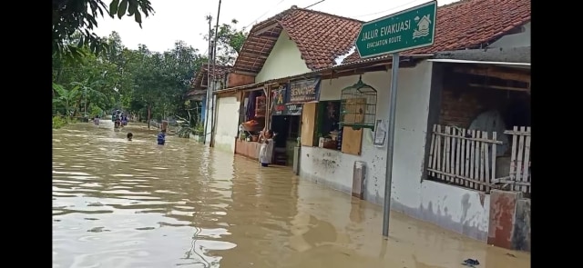 Video: Sungai di Cirebon Meluap, Ribuan Rumah Terendam Banjir | kumparan.com