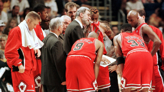 Triangle Offense Phil Jackson yang Melambungkan Michael Jordan dan ...