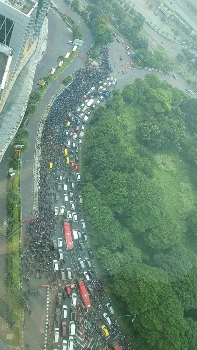 Foto: Kendaraan Menyemut Macet Perbatasan Sidoarjo-Surabaya di PSBB Hari Pertama | kumparan.com