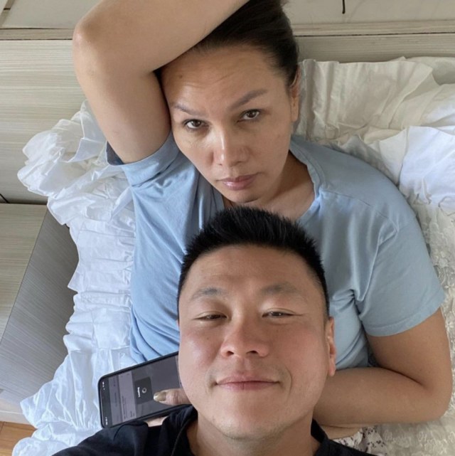 7 Potret Mesra Fitri Salhuteru dan Suami yang Merupakan Pengusaha Kaya | kumparan.com