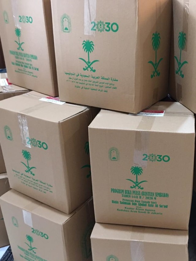 Arab Saudi Bagikan 4 000 Paket Sembako Untuk Warga Indonesia Korban