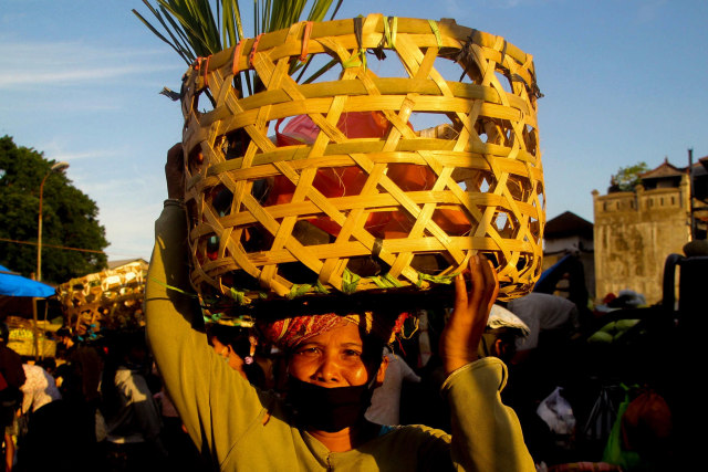 Foto: Melihat Buruh Angkut Belanjaan di Bali yang Bertahan Meski ...
