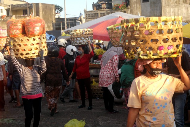 Foto: Melihat Buruh Angkut Belanjaan di Bali yang Bertahan Meski ...