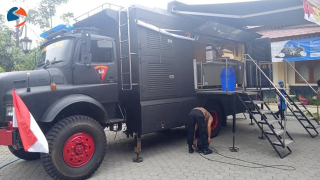Video: Mobil Brimob Diubah Menjadi Dapur Umum untuk Buka Puasa dan ...
