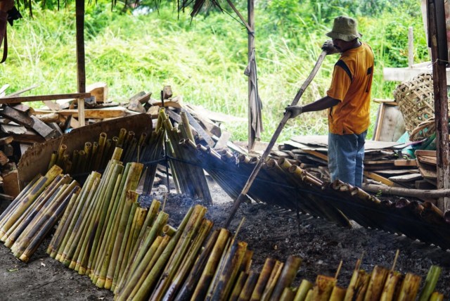 Foto: Pembuat Lemang Aceh, Kuliner Khas Berbuka Puasa | kumparan.com