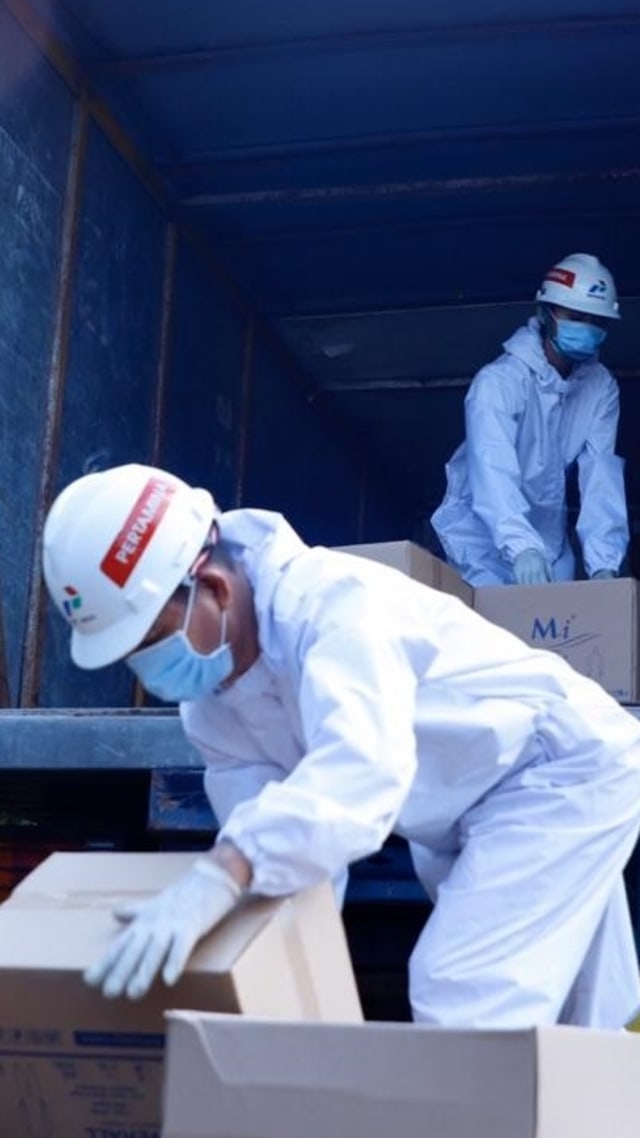 Foto: Pertamina Donasikan 185 Ribu APD ke RS Rujukan COVID-19 ...