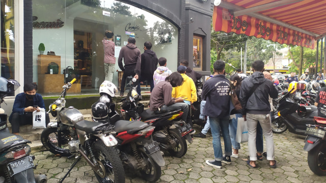 Distro di Jalan Trunojoyo Bandung Diserbu Muda-Mudi, Abaikan PSBB ...