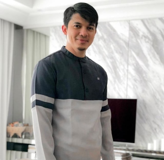 8 Artis Pria yang Gaya Berpakaiannya Bisa Ditiru untuk Hari Raya ...