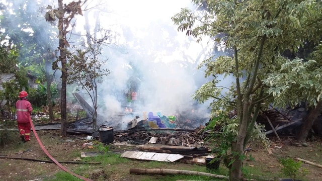 Diduga Akibat Korsleting Listrik, Rumah Warga Sumberrejo Bojonegoro Terbakar | kumparan.com