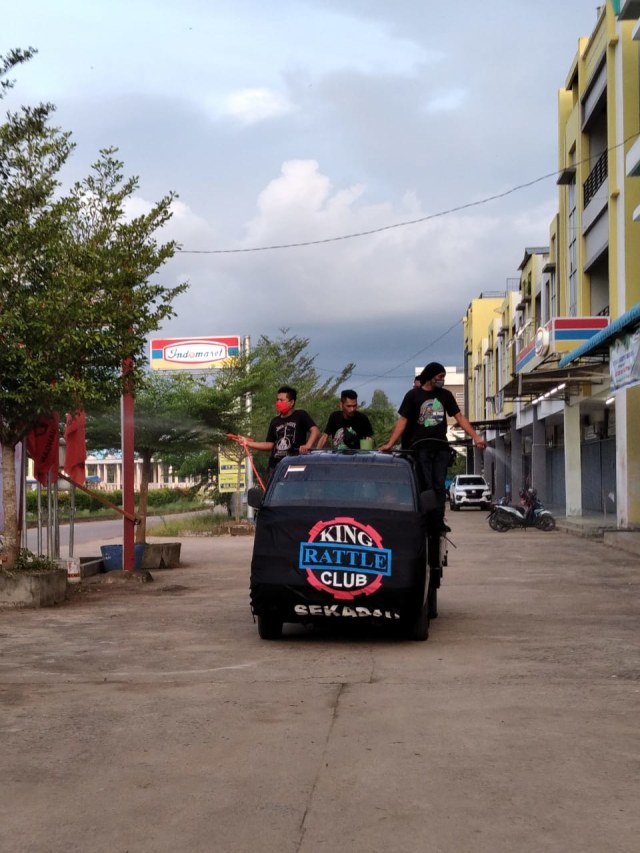 Cegah Corona di Sekadau, Kalbar, King Rattle Club Semprot Disinfektan ...