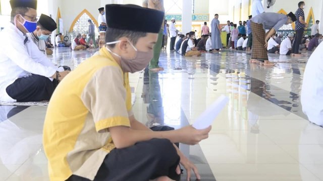 Salat Jumat di Masjid Raya Suada Mamuju Terapkan Physical Distancing - kumparan.com