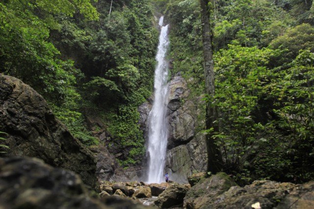 Berkunjung ke Lokasi Air Terjun di Kepulauan Sula, Maluku Utara ...