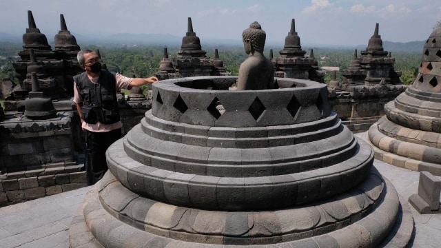 Foto: Menyedot Abu Gunung Merapi di Candi Borobudur | kumparan.com